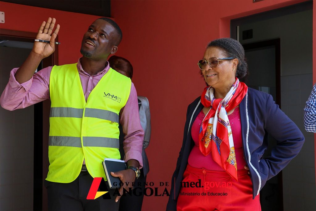 Ministra da Educação, Luísa Grilo, visita escolas de Luanda ...
